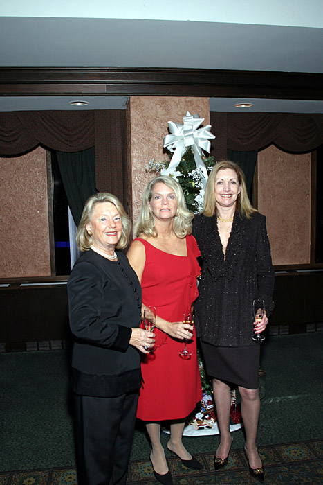 20041205_12Barbara Weyand, Dame Paula Wienkoop, Judy Kenniston